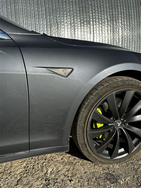 Tesla Model S အတွက် ကာဗွန်ဖိုက်ဘာအလှည့်အချက်ပြအဖုံးများ