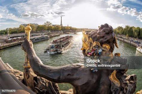 프랑스 파리의 센 강과 에펠탑에 있는 관광 보트에 대한 조각품이 있는 퐁 알렉상드르 3세 파리 일 드 프랑스에 대한 스톡 사진