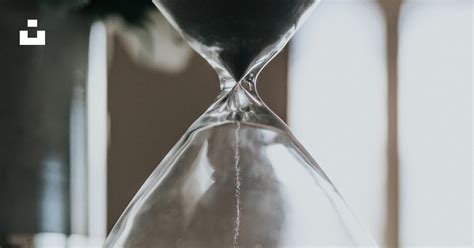 물과 투명 유리 모래 시계 사진 Unsplash의 무료 회색 이미지