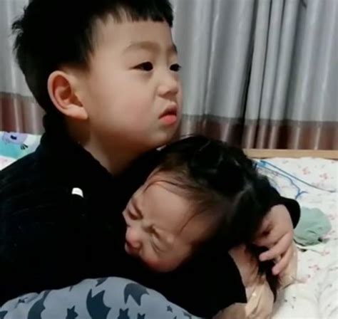 超暖心哥哥安慰妹妹走红看着妹妹受委屈紧抱在怀里