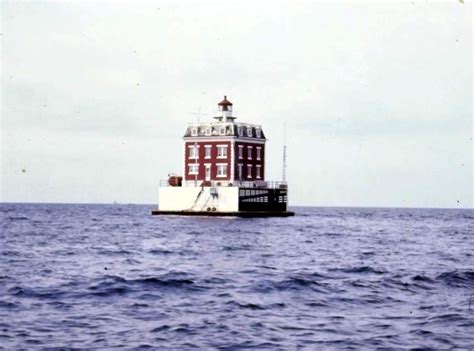 Solve New London Ledge Light 0836 Jigsaw Puzzle Online With 24 Pieces