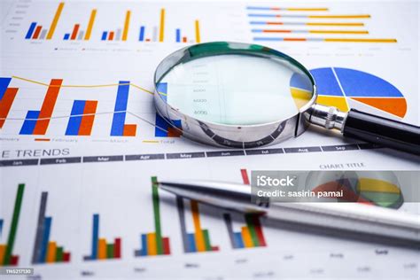 차트에 돋보기 그래프 스프레드 시트 종이 금융 개발 은행 계좌 통계 투자 분석 연구 데이터 경제 증권 거래소 거래 비즈니스