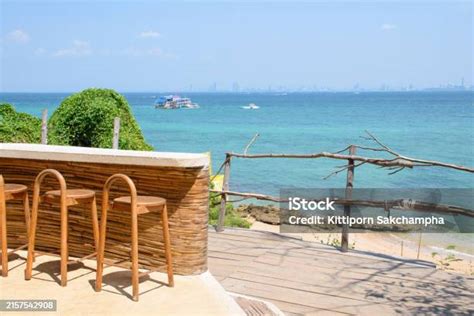 해변 아름다운 푸른 바다 맑은 하늘을 볼 수 있는 바닷가 집의 나무 의자와 테이블 코란의 바다와 해변의 모습 파타야 태국 2024 0명에 대한 스톡 사진 및 기타 이미지