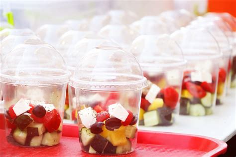 신선한 그리스 샐러드 일회용 플라스틱 용기 야외 피크닉 환경 오염 개념 공간을 복사합니다 용기 제작물에 대한 스톡 사진 및 기타 이미지 Istock