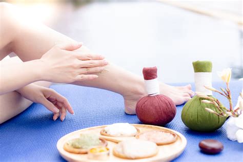 그녀의 아름 다운 다리에 오래 된 피부 세포를 제거에 대 한 매력적인 아름 다운 여자를 사용 하 여 허브 스크럽 가꿔주기에 대한 스톡 사진 및 기타 이미지 Istock