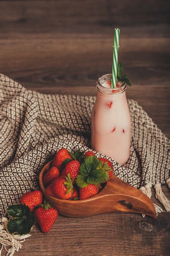 나무 그릇에 담긴 신선한 딸기와 딸기 스무디 또는 밀크쉐이크를 병에 담습니다 0명에 대한 스톡 사진 및 기타 이미지 0명 건강한 식생활 과일 Istock