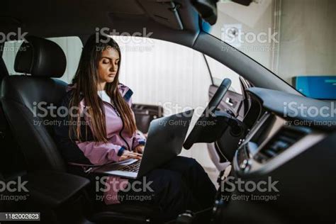 여성 정비사 진단 차고에서 자동차 내부 노트북에 결과 확인 자동차 내부에 대한 스톡 사진 및 기타 이미지 자동차 내부 자동차 정비공 20 29세 Istock