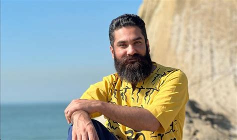 علی زند وکیلی عزادار شد عکس