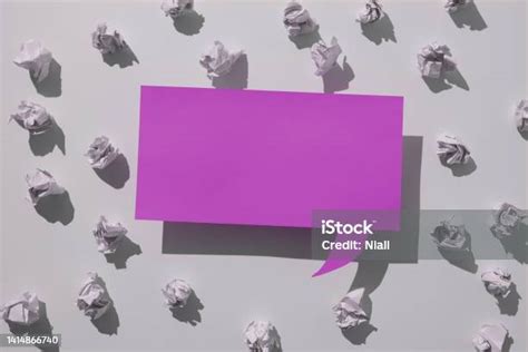 메모장은 종이 랩과 돋보기로 작성된 중요한 데이터가있는 두 페이지 모두에서 열렸습니다 내부에 중요한 뉴스와 구겨진 메모가있는 지상의 노트북 0명에 대한 스톡 사진 및 기타