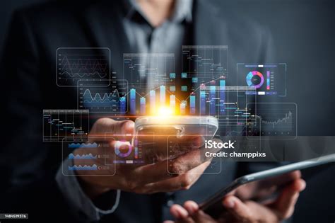 비즈니스 분석 및 데이터 관리 시스템에서 작동하는 비즈니스 데이터 분석은 데이터베이스에 연결된 Kpi 및 메트릭으로 보고서를 작성합니다 재무 운영 영업 마케팅을위한 기업