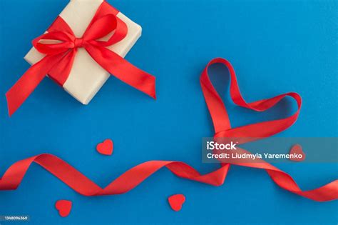 파란색 배경에 빨간 하트 모양의 리본과 선물 상자 맨 위 보기입니다 공간을 복사합니다 0명에 대한 스톡 사진 및 기타 이미지 0명 공휴일 기념일 Istock