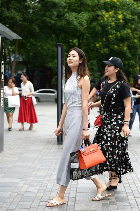 街拍三里屯是一个人时尚姑娘着迷的地方
