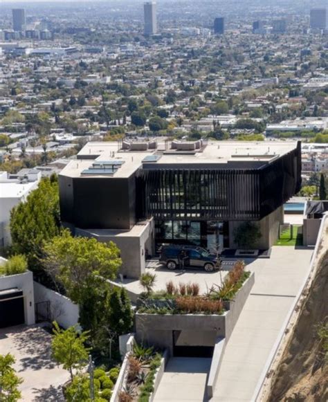 Сугалаагаар хоёр тэрбум доллар хожиж амьдралаа өөрчилсөн эр