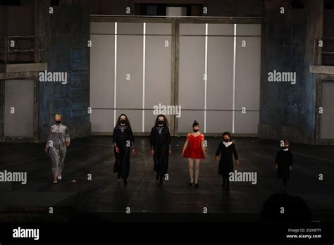 Premiere Musical Evita In Den Hauptrollen Anna Gössi Max Dollinger Thembi Nkosi Shoushik