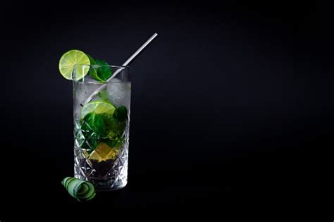 블랙 백그라운드에서 민트와 라임이 있는 신선한 모히토 칵테일 0명에 대한 스톡 사진 및 기타 이미지 0명 감귤류 과일 검은색 Istock
