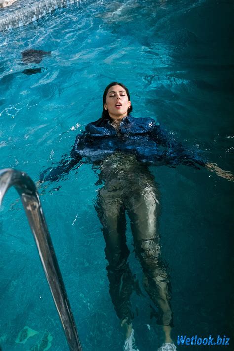 Wetlook Girl Fully Clothes Swimming In Pool Rwetgirlswetlook