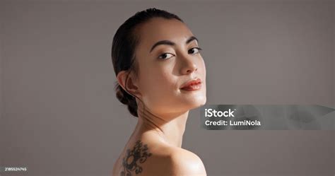 스킨 케어 초상화 및 스튜디오에서 아름다움 깨끗한 얼굴 트리트먼트를 가진 여성 Dermatology 모형 및 회색 배경의 화장품과 문신 웰빙의 건강한 광채가 있는 피부 수분