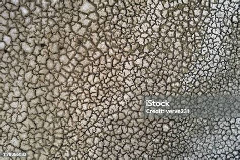 원근 층에서 금이 간 점토의 자연스러운 질감을 가진 마른 호수 침대 가루로 빻은에 대한 스톡 사진 및 기타 이미지 가루로 빻은 가뭄 갈색 Istock