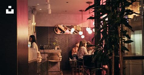 식당의 테이블에 앉아 있는 한 무리의 사람들 사진 Unsplash의 무료 식당 이미지