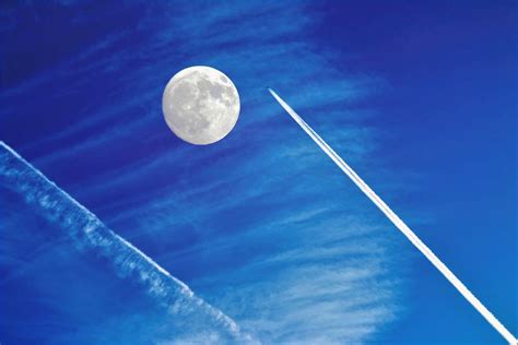 月と飛行機雲 GANREF