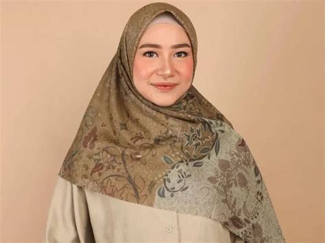Warna Hijab Yang Berpadu Serasi Dengan Baju Warna Nude