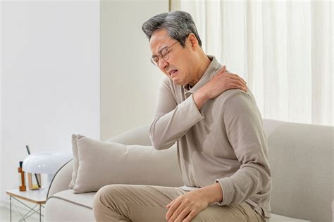 나이가 들어 어쩔 수 없다고 부모님 어깨통증원인은