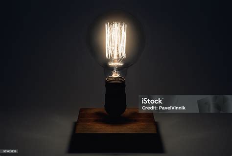 나무 스탠드에 필라멘트가 있는 에이슨 램프 등대 컨셉 잡아 당기기에 대한 스톡 사진 및 기타 이미지 잡아 당기기 조명 장식 0명 Istock
