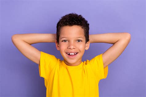 쾌활한 좋은 귀여운 소년 착용 트렌디 한 옷 머리 뒤에 팔을 잡고 자주색 배경에 고립 된 휴식을 즐기는 사진 T 셔츠에 대한 스톡 사진 및 기타 이미지 Istock