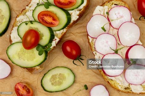 아늑한 주방 환경에서 생생한 토핑과 흙내음이 나는 질감을 곁들인 소박한 배경에 제공되는 신선한 야채 토스트 0명에 대한 스톡