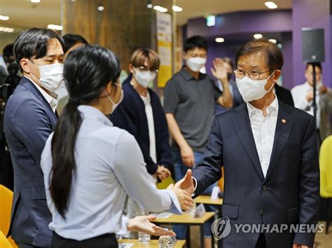 청년들 만난 이정식 장관 연합뉴스