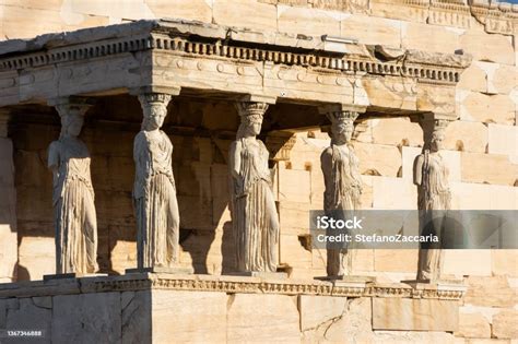 아테네 그리스의 아크로폴리스에 있는 카리야티드 여성 동상 0명에 대한 스톡 사진 및 기타 이미지 0명 건축 건축물 Istock
