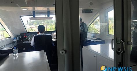 가변형 투명유리로 마감한 누리로 운전실