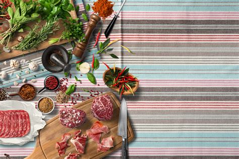 다채로운 구운 야채 맛 있는 소스와 소금의 오버 헤드 보기 국가 스테이크 하우스에서 소박한 나무 카운터에 구운된 티 본 스테이크와 함께 제공 각도에 대한 스톡 사진 및 기타