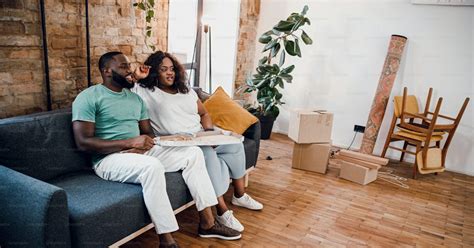 젊은 아프리카계 미국인 부부는 새 아파트로 이사한 후 피자와 함께 소파에 앉아 있다 사진 Unsplash의 기쁨 이미지
