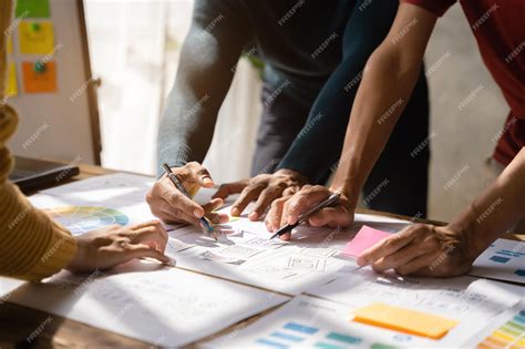 Ux 개발자 및 Ui 디자이너는 사무실에서 고객 요약 및 색상 코드를 사용하여 모바일 앱 인터페이스 와이어프레임 디자인에 대해 브레인스토밍합니다 프리미엄 사진