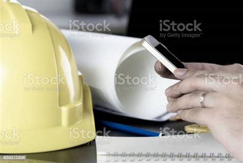 엔지니어 건설 작업자가 사무실 케이블에서 전화를 사용하고 있습니다 건설 산업에 대한 스톡 사진 및 기타 이미지 건설 산업 건설업자 건축가 Istock