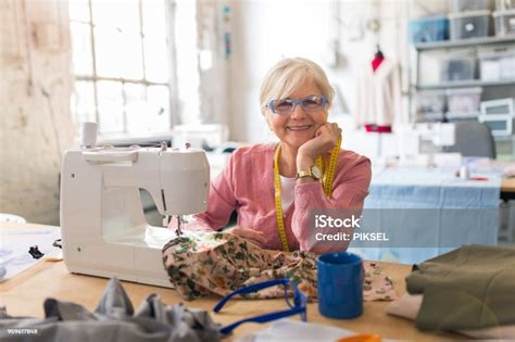 봉 제 기계를 사용 하 여 그녀의 워크샵에서 수석 패션 디자이너 노인에 대한 스톡 사진 및 기타 이미지 노인 여자 워크숍 Istock