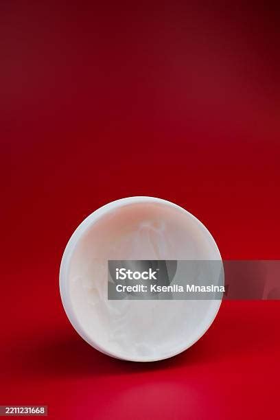 분홍색 항아리에 담긴 흰색 크림은 텍스트를 위한 공간이 있는 분홍색 배경에 놓여 있습니다 크림 스킨 케어 제품의 개념 건강관리와 의술에 대한 스톡 사진 및 기타 이미지