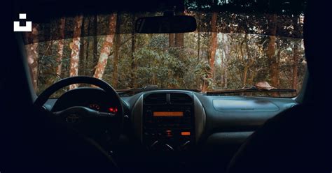 검은 색과 주황색 자동차 대시 보드가있는 검은 색 자동차 대시 보드 사진 Unsplash의 무료 자동차 이미지