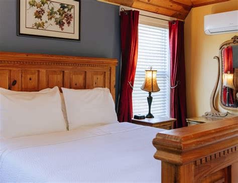 Top Places To Stay In North Georgia The Vineyard Room