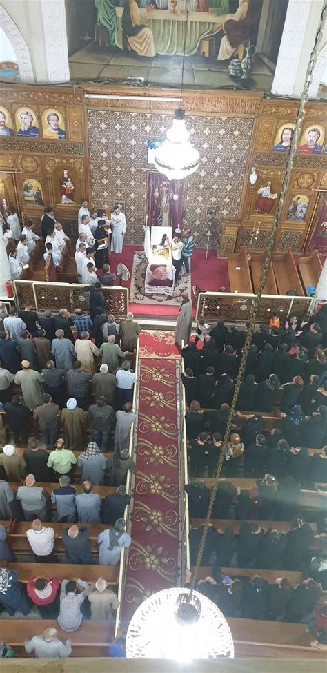 الأنبا تكلا يؤدي صلاة الجنازة على كاهن كنيسة السلامية صور