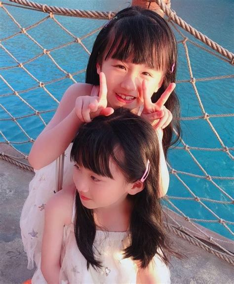 Chinese Twins Yiyi Yaya Sisters