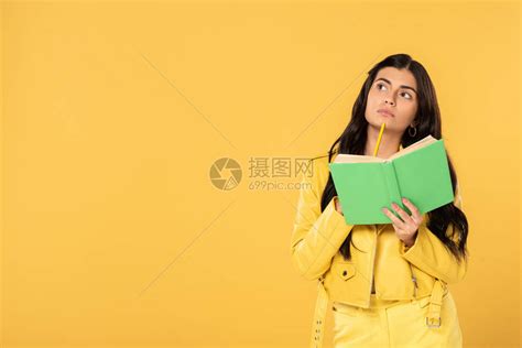 有思想的学生拿着铅笔和书被黄色隔离高清图片下载 正版图片503375867 摄图网