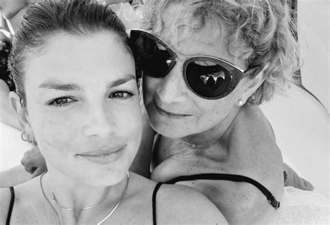 Vacanze Salentine Per Emma Che Posta Un Selfie Con La Mamma Radio