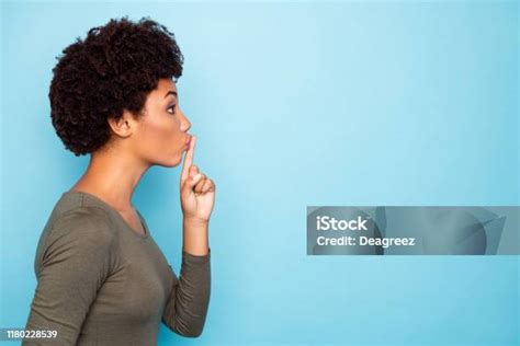 대화를 중지 하는 빈 공간을 보여주는 세련 된 유행 엄격한 자신감 블랙 여자의 사진 블루 활기찬 색상 배경 에 고립 된 침묵을 깰 갈색에 대한 스톡 사진 및 기타 이미지