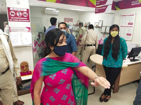 Bank Robbery Madhya Pradesh Robbers Looted 6 Lakhs From Bank In Indore