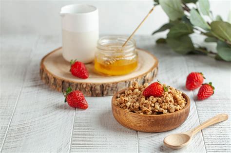 딸기와 꿀이 있는 나무 그릇에 수제 그래놀라 건강한 아침 식사의 개념 공간을 복사합니다 0명에 대한 스톡 사진 및 기타 이미지