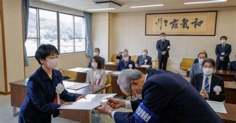 和気町の新町議12人に当選証書 持続可能な町の発展へ決意新た