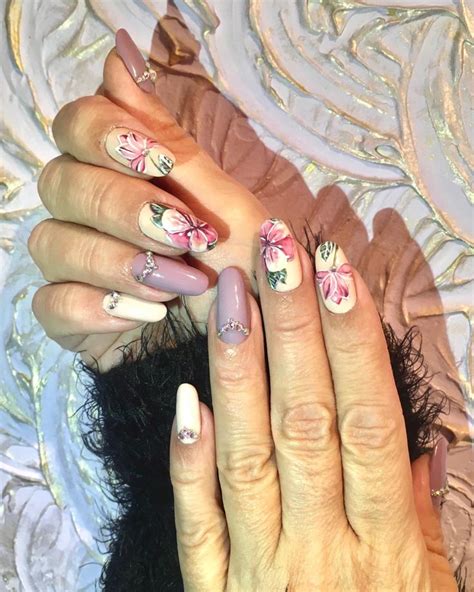 Цветочный маникюр