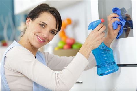 오븐을 청소하는 행복한 청소부 아줌마 사진 배경 및 무료 다운로드를위한 그림 Pngtree